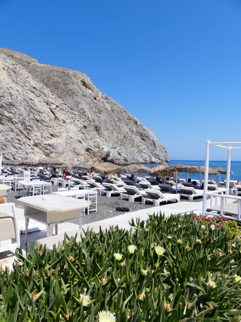 Découvrir Perissa, une station balnéaire décontractée à Santorin